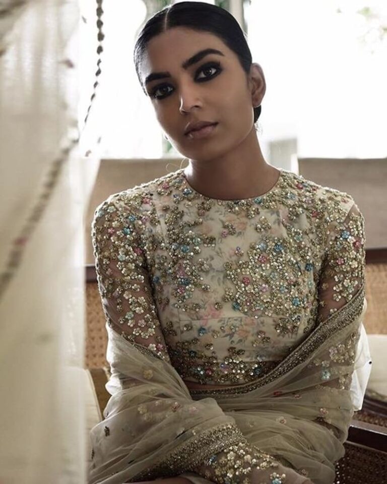 31 Fancy New Blouse Design Trends For The Fashion-Forward